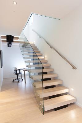 China Luxury Wood Staircase with Staircase Railing for sale