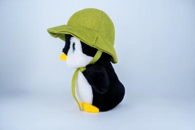 China PP Baumwolle Pinguin Weich Plüsch Spielzeug mit grünem Hut Kleines Pinguin gefülltes Tier zu verkaufen