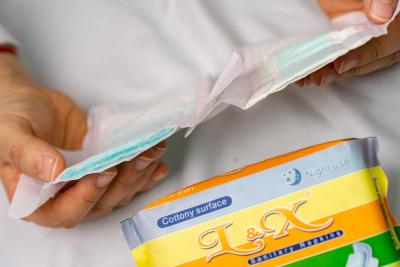 China 283mm Menstrual Pad 96 Packs Per Case Comfortable Absorbent Breathable Sanitary Protection Bulk Packaging for sale