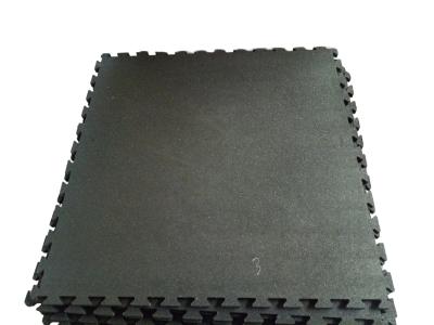 Cina Piastrelle di pavimento portatili di gomma 1000X1000X15mm Piastrelle di pavimento da esercizio interlocking nero in vendita