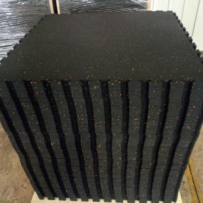 Cina Piastrelle di pavimento portatili di gomma 1000X1000X15mm Piastrelle di pavimento da esercizio interlocking nero in vendita