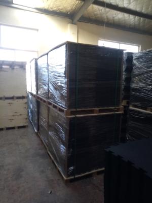 Cina Piastrelle di pavimento portatili di gomma 1000X1000X15mm Piastrelle di pavimento da esercizio interlocking nero in vendita
