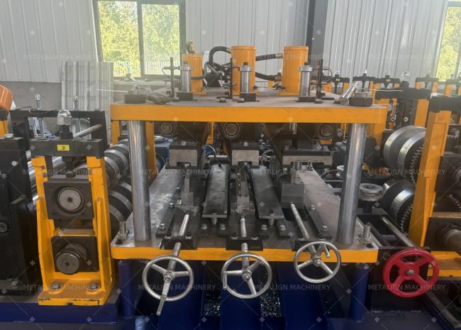 Roll forming machine producing C purlins