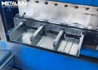 Cina Equipaggiamento di formazione di rotoli di metallo con diametro dell'albero di 95 mm per pavimento YX65-170-550 con sistema di taglio idraulico in vendita