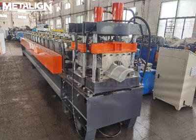 Chine Machine de formage de rouleaux à entraînement par chaîne pour faîtière incurvée avec presse hydraulique à nervures à vendre