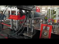 Machine voor het vormen van rollen met gesloten panelen en met hydraulische postpers