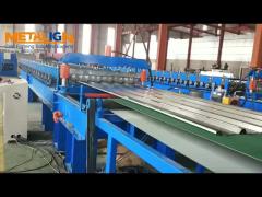 Dispositivo di accumulo automatico di pannelli di tetto a doppio braccio