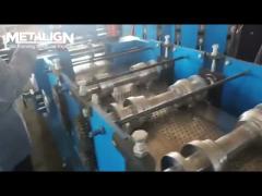 Machine voor het vormen van rollen met een loopgraaf met servo-voeding, hydraulisch perforeren en nauwkeurig hydraulisch snijden