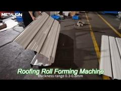 Linea di produzione automatizzata di formazione di rotoli per profili di cuciture in piedi a chiusura di 700 mm con taglio e modellazione efficienti