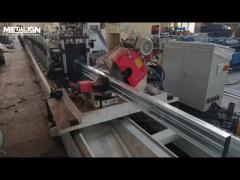 Profilatrice per travi scatolari per impieghi gravosi con taglio continuo a sega volante e gantry ad arco a catena