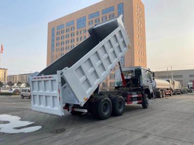 China 6X4 Sinotruk HOWO 10 banden Volume Sand Tipper Truck Dump Truck met 300L Tanker Te koop