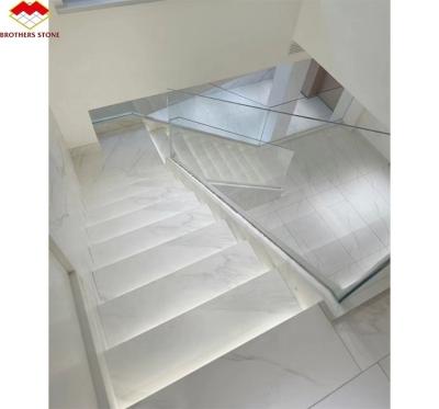 Cina Moderno stile di design Scala dritta Scala di marmo artificiale di lusso personalizzata in vendita