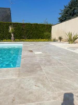 Cina Stile di design moderno piastrelle di pietra travertina argento naturale piastrelle di piattaforma avorio per pavimenti piscina in vendita