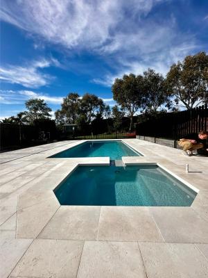 Cina Stile di design moderno piastrelle di pietra travertina argento naturale piastrelle di piattaforma avorio per pavimenti piscina in vendita