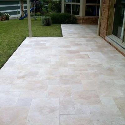 Cina Stile di design moderno piastrelle di pietra travertina argento naturale piastrelle di piattaforma avorio per pavimenti piscina in vendita