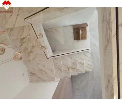 Cina Dimensione personalizzata Venere Oro Calacatta Marmo Scala a spirale Tread Indoor Moderna luce a LED e design antiscivolo in vendita