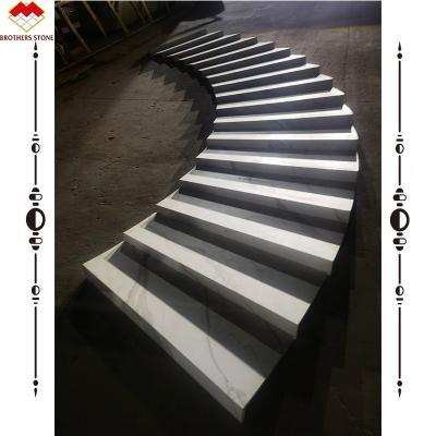 China Binnentrappen van kunststeen met Calacatta-patroon en LED-verlichting Te koop