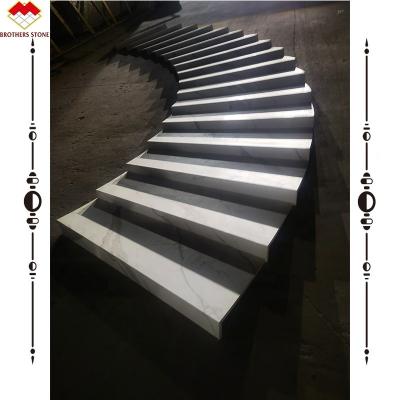 Cina Scale interna in pietra artificiale con modello di Calacatta e copertura di illuminazione a LED in vendita