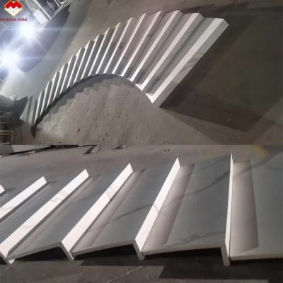 Cina Scale interna in pietra artificiale con modello di Calacatta e copertura di illuminazione a LED in vendita