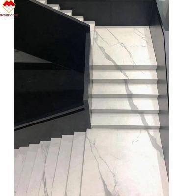 China Porcelana escalera fina de losas hecha con acabado de superficie pulida o mate a medida en venta