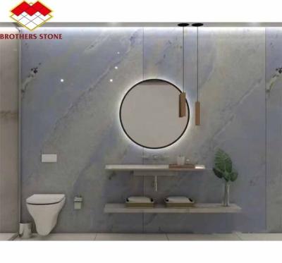 Cina Migliora il tuo salone delle scale con 20 mm di blu ghiaccio onicso di pietra rivestimento e retroilluminazione in vendita