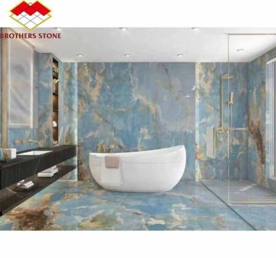 China Natuurlijke doorzichtige onyxplaat Moderne blauwe onyx marmeren steen voor badkamerwand en vloer Te koop