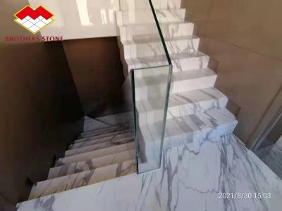 China Villa interieur trappenrail gemaakt van natuurlijke marmeren steen en Calacatta gouden trappen Te koop