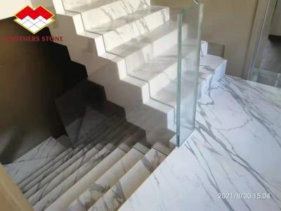 China Villa interieur trappenrail gemaakt van natuurlijke marmeren steen en Calacatta gouden trappen Te koop