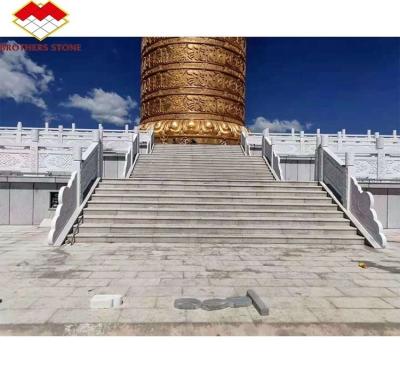 China Granito chinês luxo exterior branco granito cortado para tamanho lajes de chamas para pisos escadas à venda