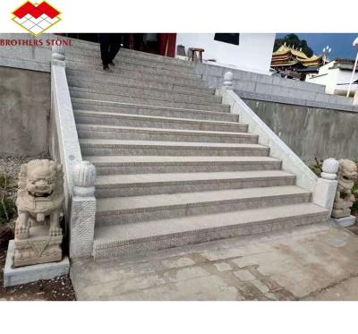 China Granito chinês luxo exterior branco granito cortado para tamanho lajes de chamas para pisos escadas à venda