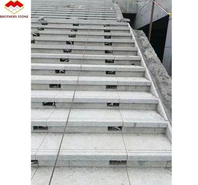 China Granito chinês luxo exterior branco granito cortado para tamanho lajes de chamas para pisos escadas à venda