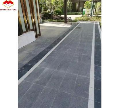 China Chinees graniet-op maat gesneden plaat voor buitenvloeren 30 mm gepolijst vlammen steen Te koop