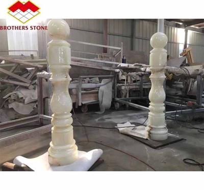 Cina Moderna colonna di marmo di onice lucidata in pietra naturale progettata per pilastri di scale in vendita