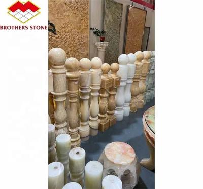 Cina Moderna colonna di marmo di onice lucidata in pietra naturale progettata per pilastri di scale in vendita