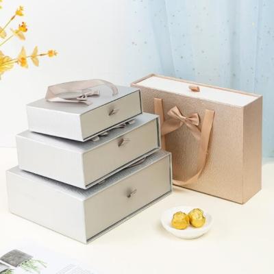 China CMYK Printing Cardboard Gift Bag Matte Glossy Surface With Drawer Box Bow for sale