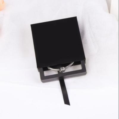 Cina Contenitore di gioielli nero antipolvere del PE del film di gioielli della carta patinata quadrata del contenitore con i cassetti in vendita