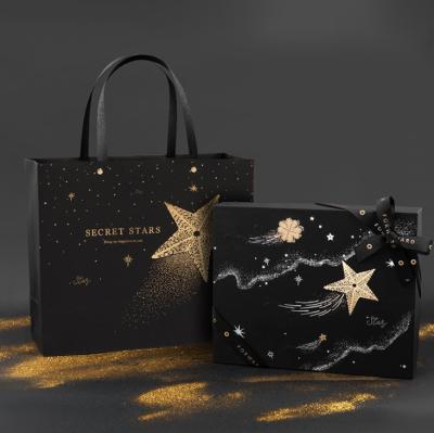 Cina Il sacchetto della spesa di timbratura nero della stella ha personalizzato le borse di Logo Printed Tote Paper Gift in vendita