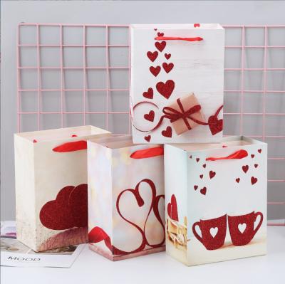 Cina Il regalo di carta del cuore del modello rosso di amore insacca nozze del giorno di S di Logo For Valentine su ordinazione “ in vendita