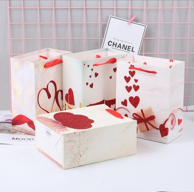 Cina Il regalo di carta del cuore del modello rosso di amore insacca nozze del giorno di S di Logo For Valentine su ordinazione “ in vendita