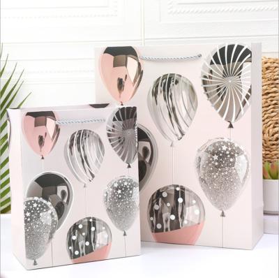 Cina Palloni di compleanno dell'abbigliamento della borsa del regalo di acquisto del ODM che stampano Logo Ivory Board Paper in vendita