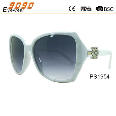 China 2017 hot sale style sunglasses with UV 400 protection lens ,made of plastic for sale