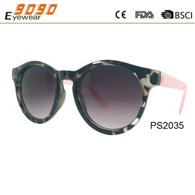 China Newest Style 2017 plastic Fashionable Sunglasses ,UV 400 Protection Lens for sale