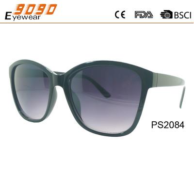 China Gafas de sol de moda plásticas del estilo los 2017 más nuevos, lente ULTRAVIOLETA de 400 protecciones en venta