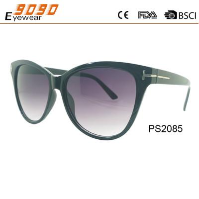China Obra clásica que selecciona las gafas de sol, hechas de bastidor plástico, lente ULTRAVIOLETA de 400 protecciones en venta