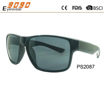 China Gafas de sol en el diseño de moda, hechas del plástico, convenientes para los hombres y las mujeres en venta