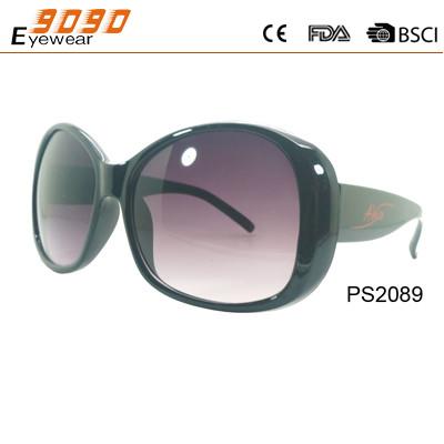 China Nueva llegada y venta caliente de gafas de sol plásticas, convenientes para los hombres y las mujeres en venta