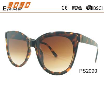 China Gafas de sol de moda plásticas del estilo los 2017 más nuevos, lente ULTRAVIOLETA de 400 protecciones en venta