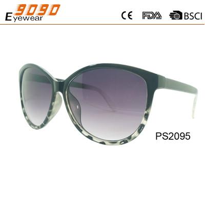 China Nueva llegada y venta caliente de gafas de sol plásticas, convenientes para los hombres y las mujeres en venta