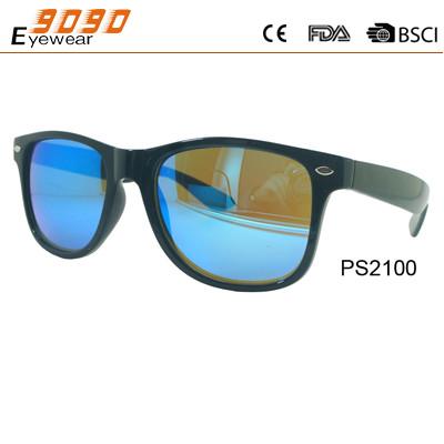 China Gafas de sol en el diseño de moda, hechas del plástico, convenientes para los hombres y las mujeres en venta