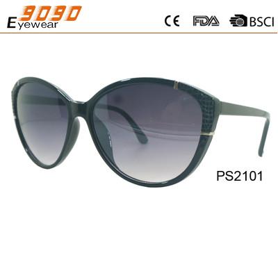 China 2017 gafas de sol calientes del estilo de la venta con la lente ULTRAVIOLETA de 400 protecciones, hecha del plástico en venta